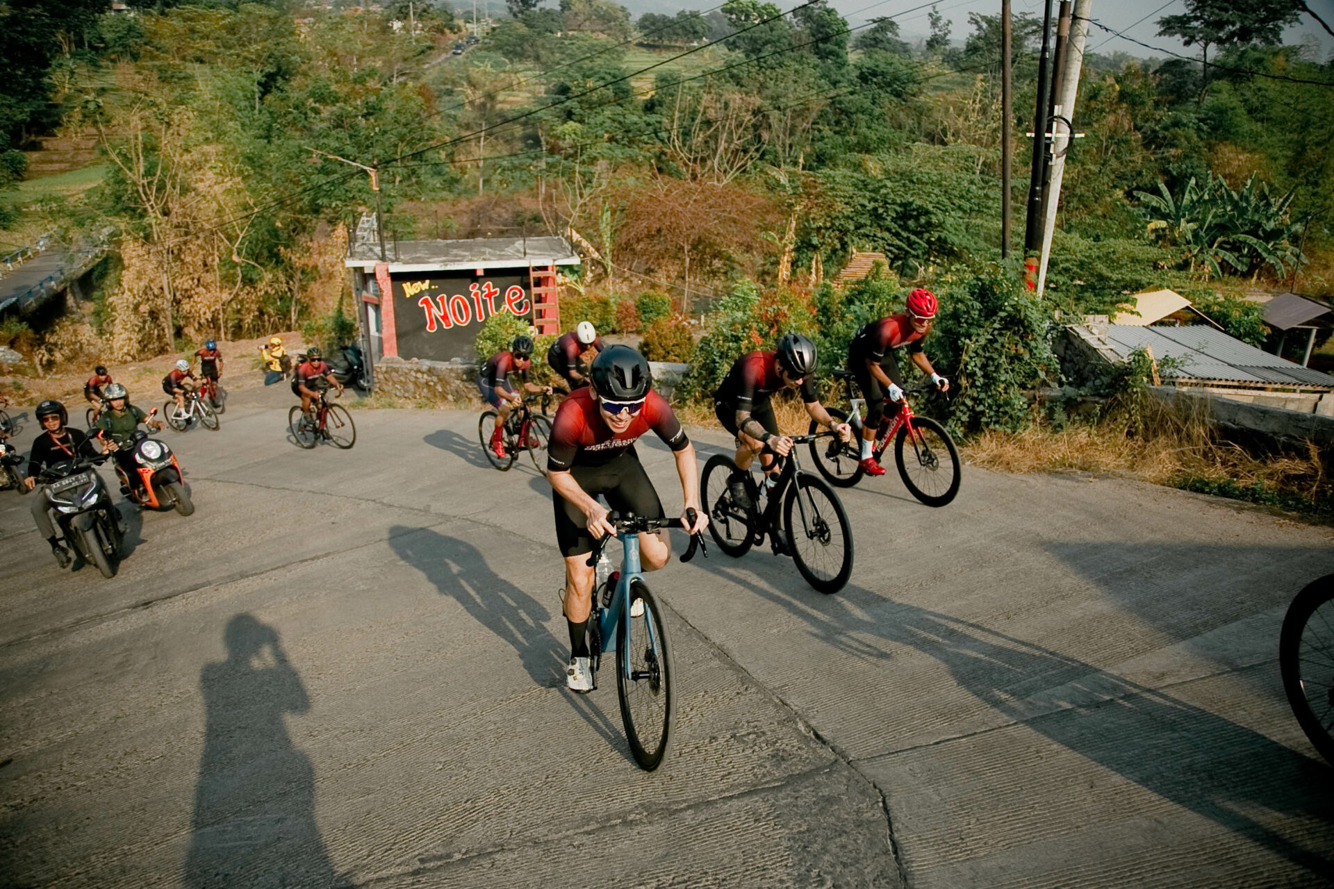 100 Pesepeda Nikmati Rasanya Ditarik oleh Tim Road Bike Terbaik se-Asia ...